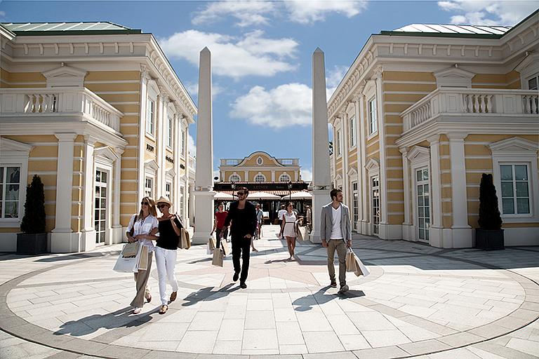 Designer Outlet Parndorf: Marken Shopping Center nahe Wien
